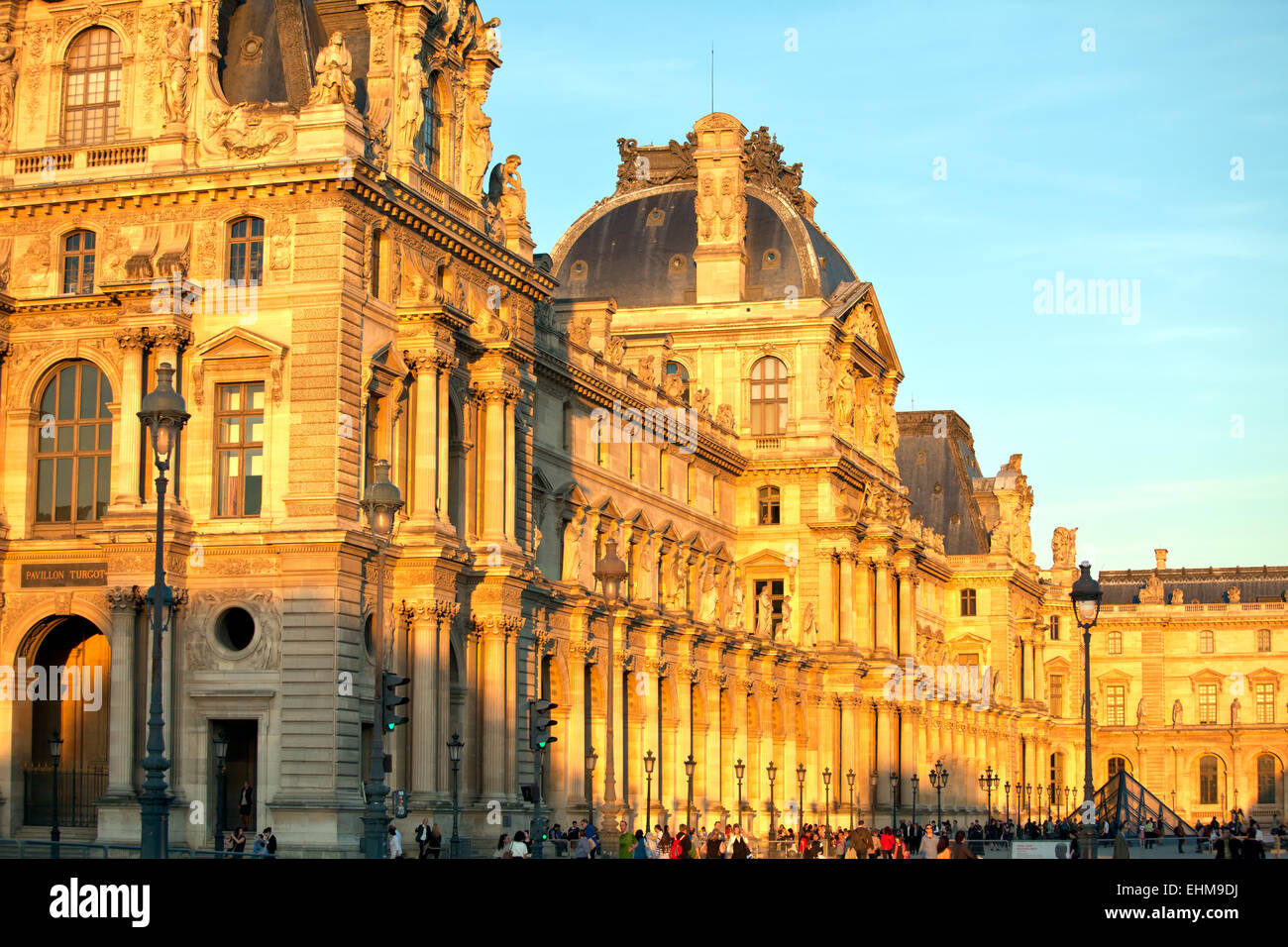 Louvre avant pyramide Banque de photographies et d’images à haute ...