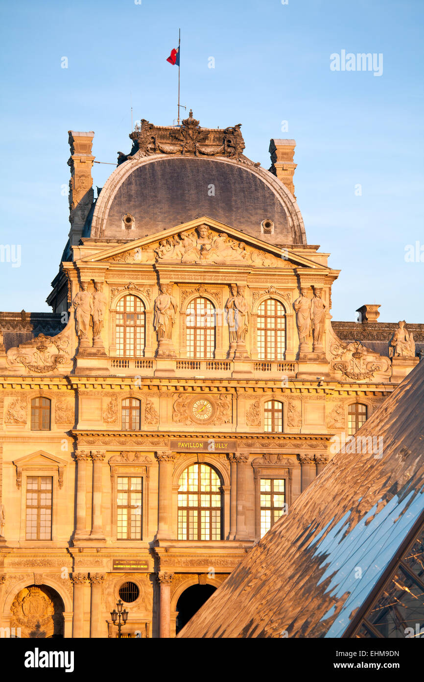Le palais du Louvre et la pyramide avant le coucher du soleil, Paris ...