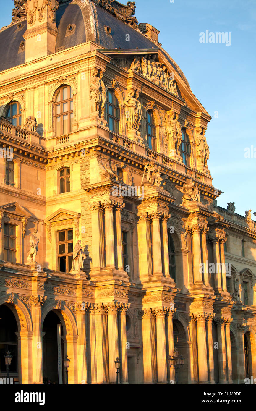 Louvre avant pyramide Banque de photographies et d’images à haute ...