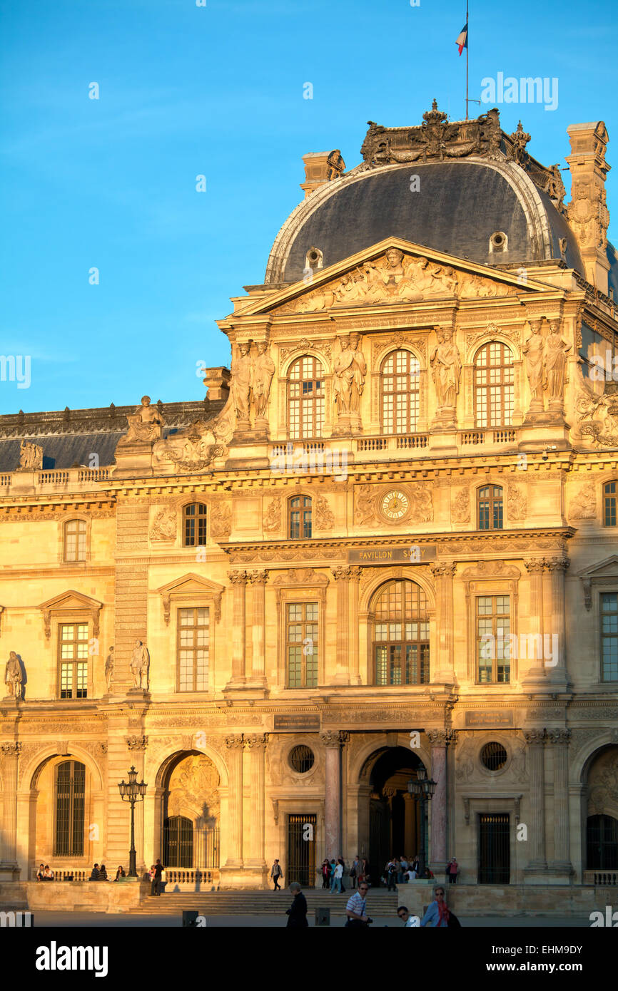 Louvre avant pyramide Banque de photographies et d’images à haute ...