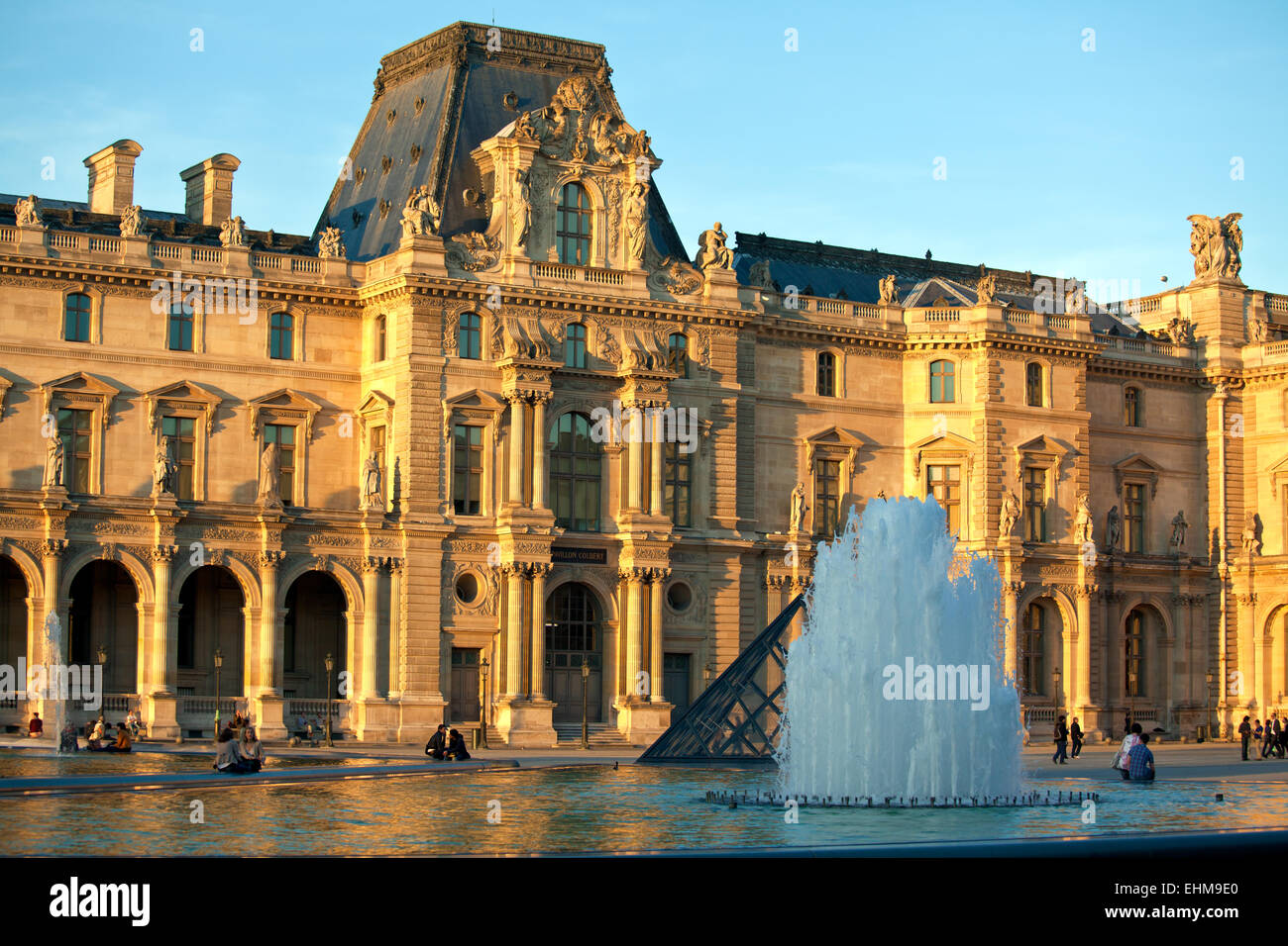 Louvre avant pyramide Banque de photographies et d’images à haute ...