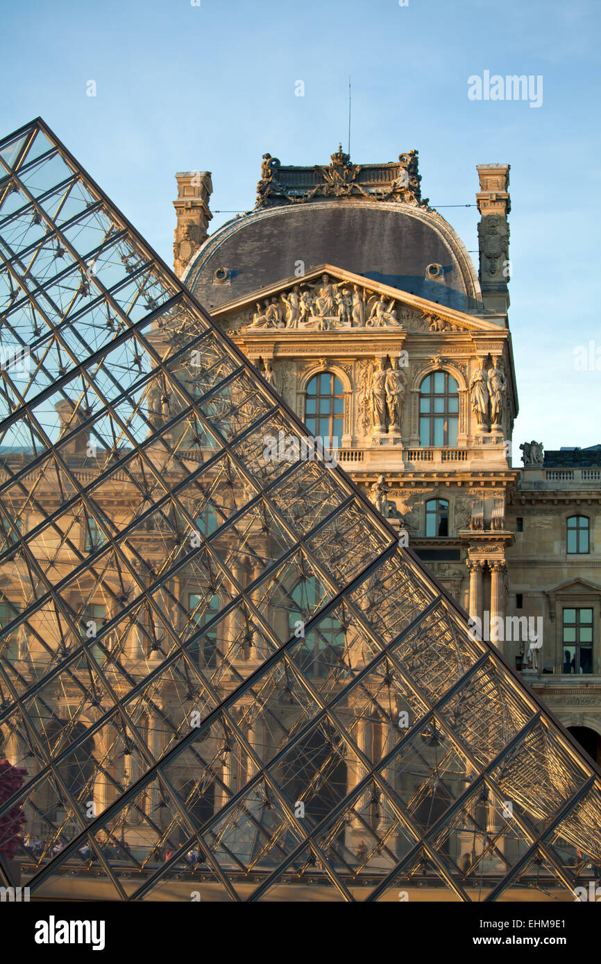 Louvre avant pyramide Banque de photographies et d’images à haute ...