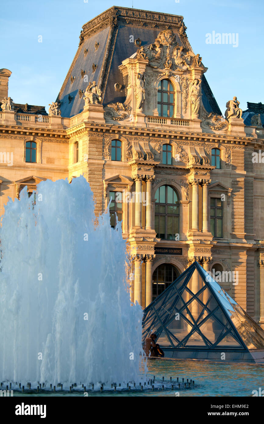 Louvre avant pyramide Banque de photographies et d’images à haute ...