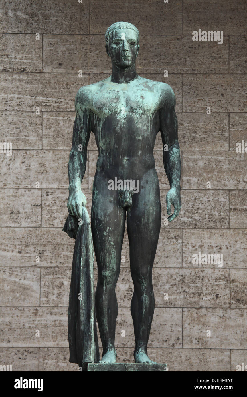Décathlon (1936). Statue en bronze par Arno Breker en face de la maison ...