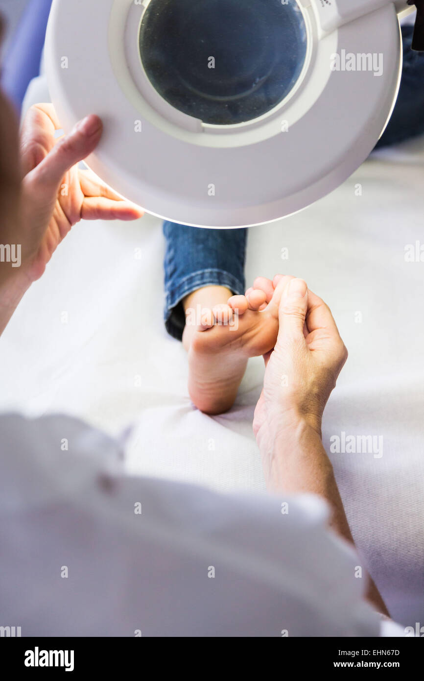 Doctor examining girl's foot Banque de photographies et d’images à ...