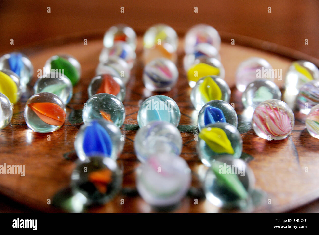 Jeu de solitaire traditionnel à l'ancienne avec planche en bois et ...