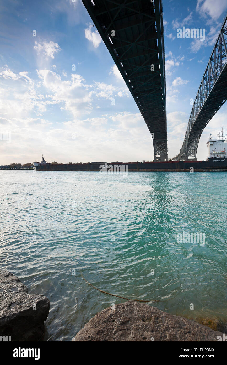 Un cargo navire passe sous le pont Blue Water de Waterfront Park, à ...
