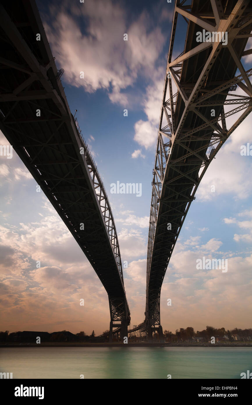 Le pont Blue Water vu du dessous de Waterfront Park, à Point Edward ...