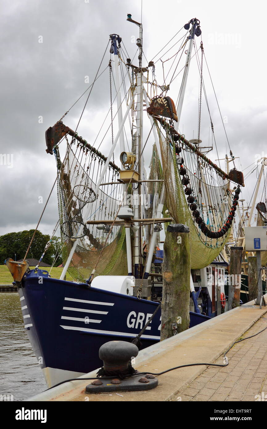 Chalutiers crevettiers dans le port Banque de photographies et d’images ...