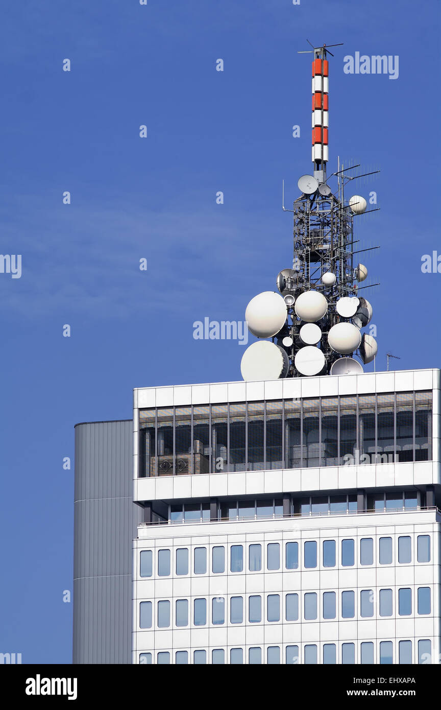 Antenne micro ondes à la station relais de communication Banque de ...