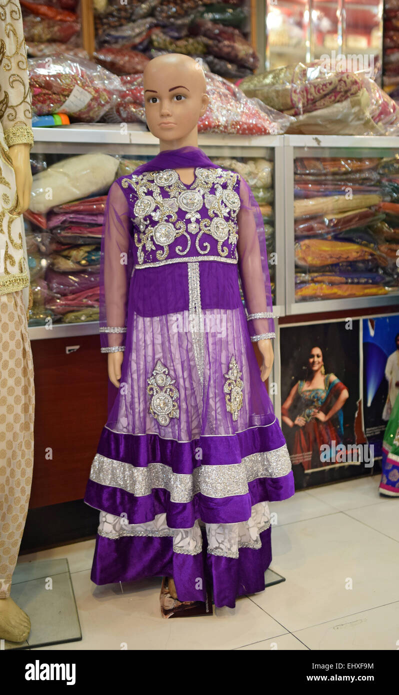 Un mannequin dans un mariage de l'enfant dans un magasin de sari indien ...