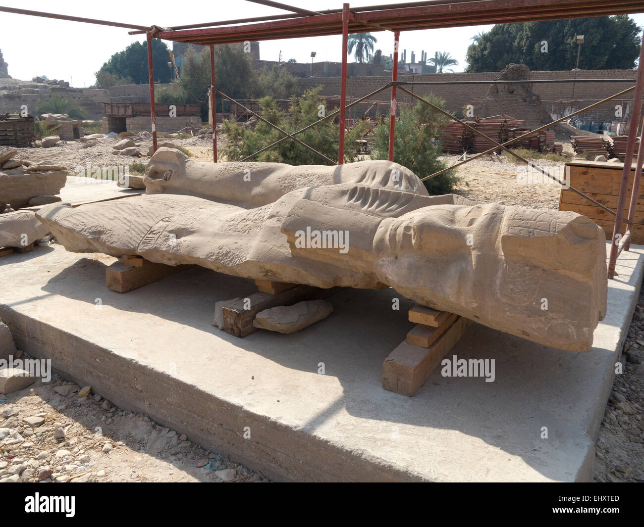 Restauration d'une statue colossale de Ramsès II à Karnak temple, Luxor ... Restauration d'une statue colossale de Ramsès II à Karnak temple, Luxor ...