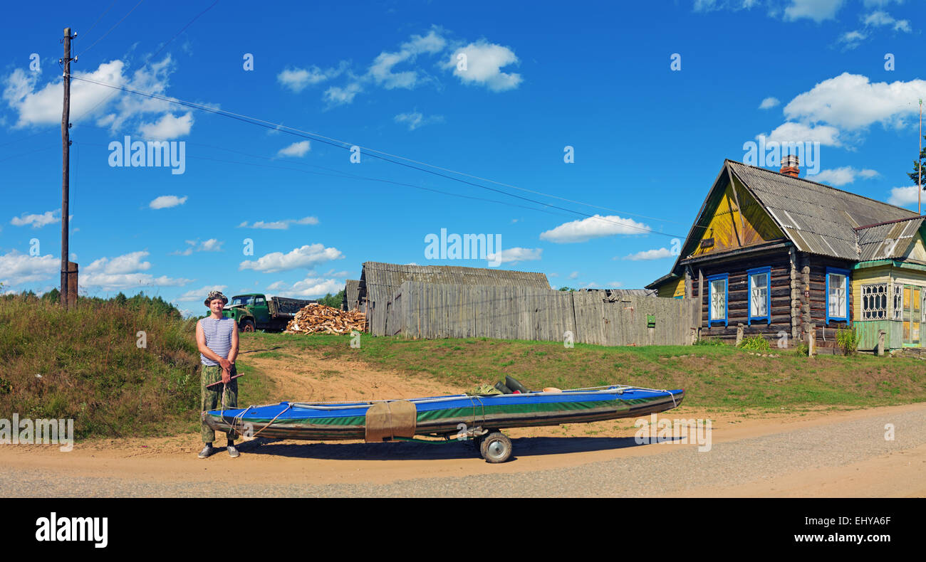 Transport de canots sur le chariot sur la route du lac Photo Stock - Alamy