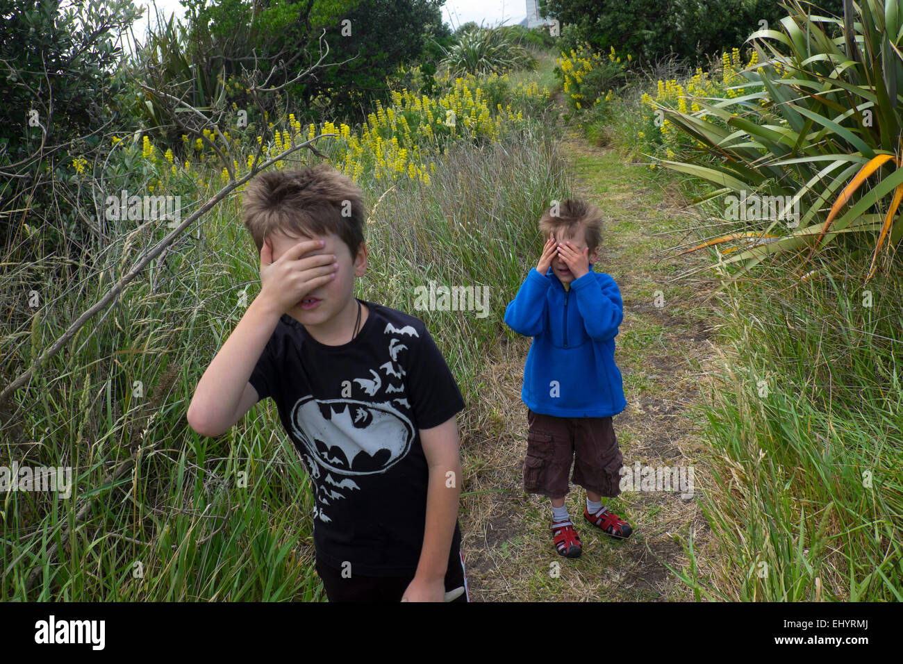 Enfants jouant à cache-cache, les frères 4 ans et 6 ans Photo Stock - Alamy