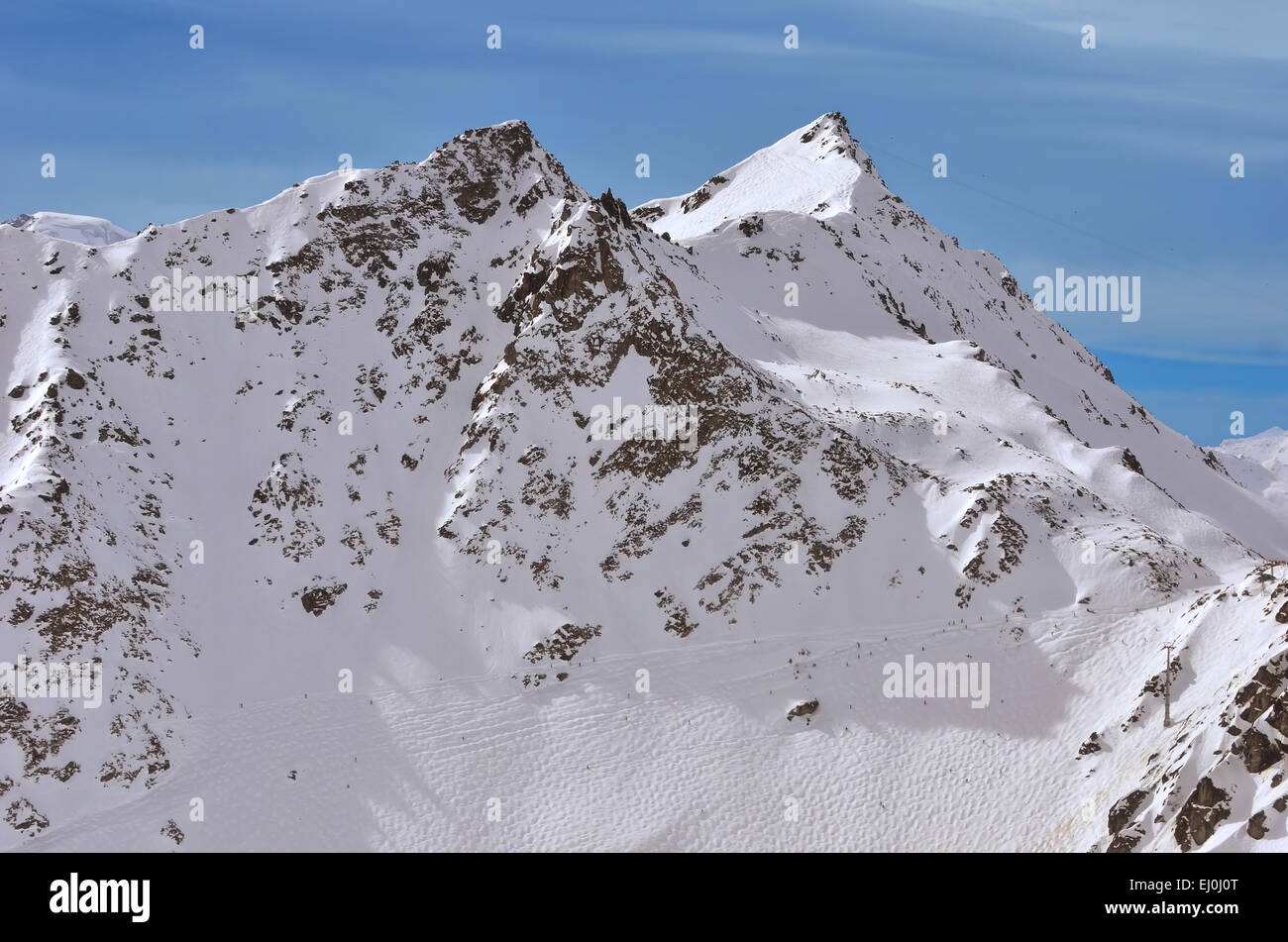 Ski hors piste à Verbier 4 Vallées, en Suisse. Au premier plan, Tortin ...