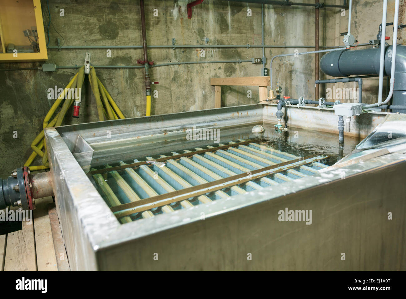 Bassin d'aération des eaux usées bouillonner dans un bâtiment Photo ...