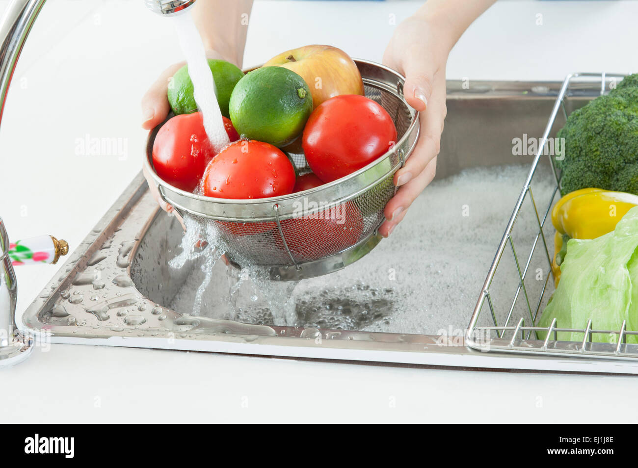Lavage des fruits Banque de photographies et d’images à haute ...