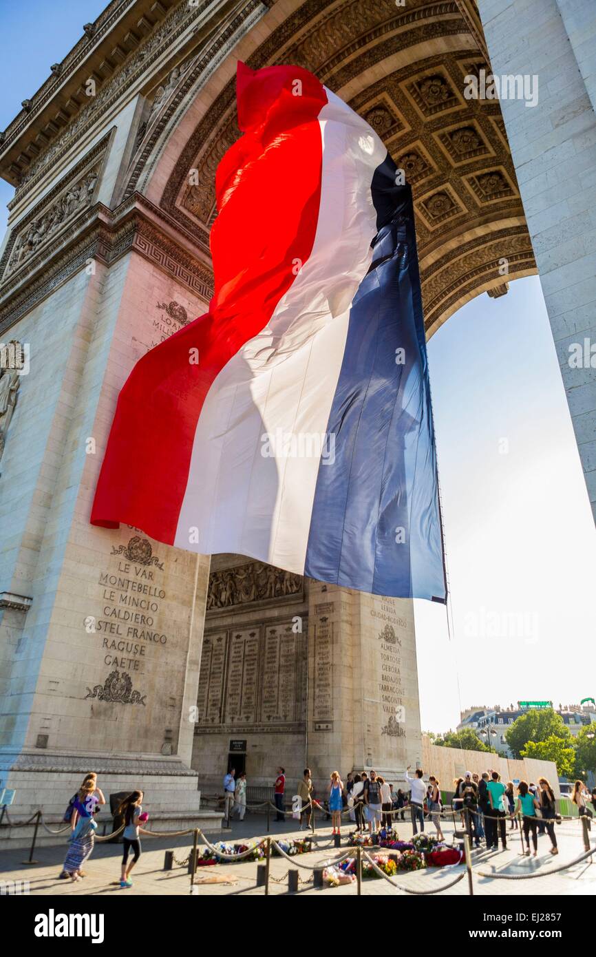 France, Paris, le drapeau Français sous l'Arc de Triomphe Photo Stock ...