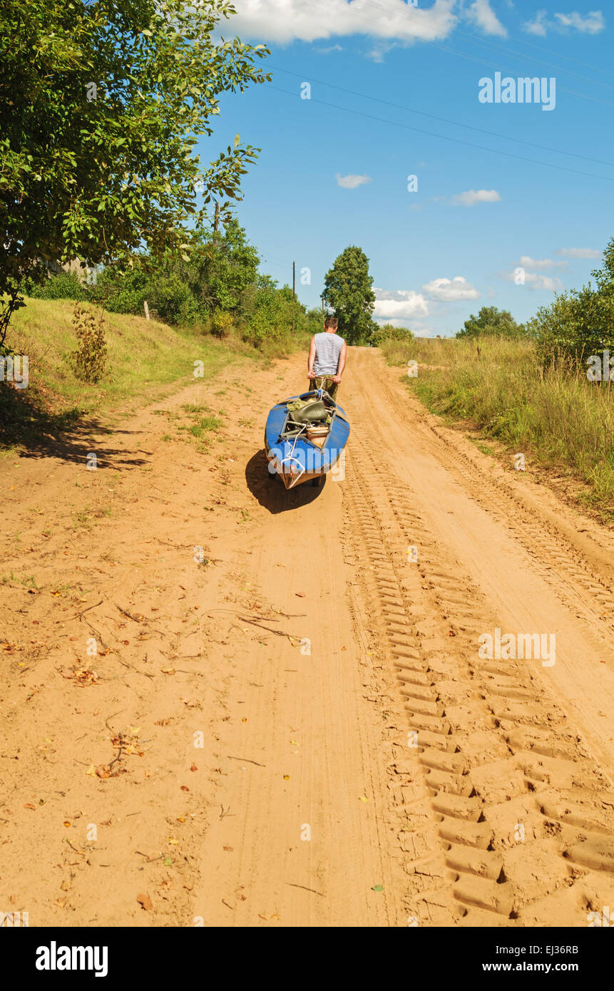 Transport de canots sur le chariot sur la route du lac Photo Stock - Alamy