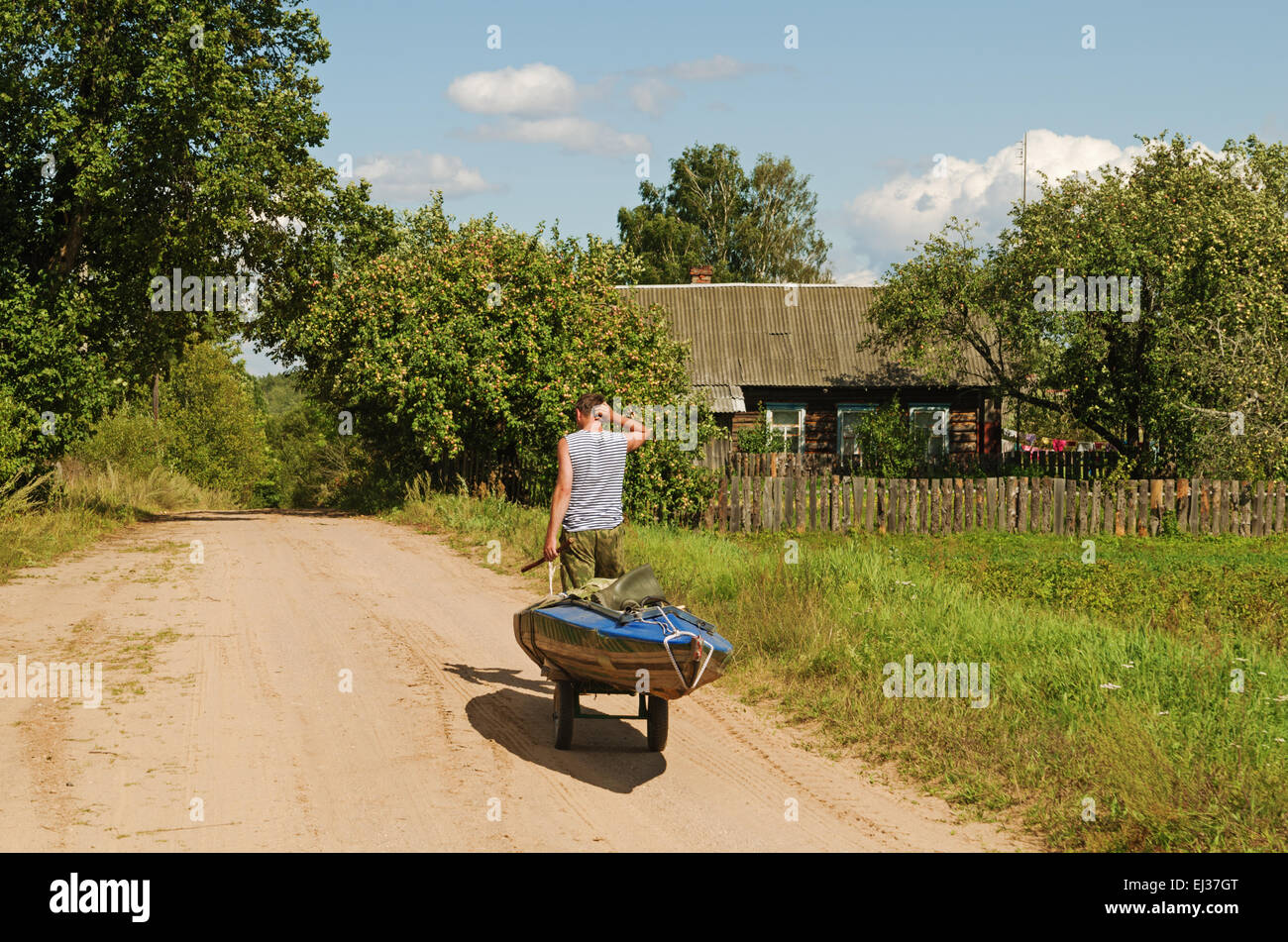 Transport de canots sur le chariot sur la route du lac Photo Stock - Alamy