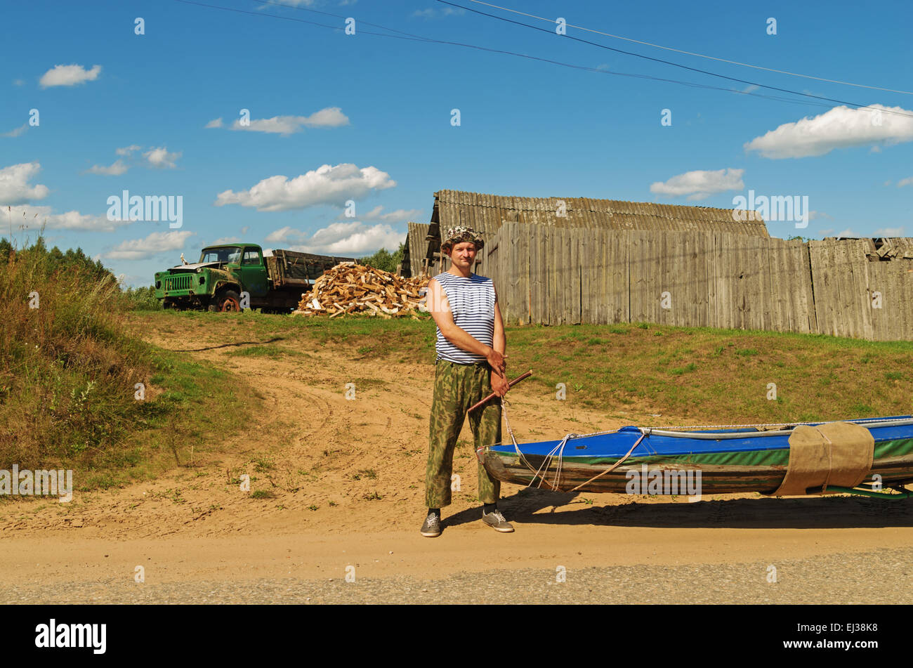 Transport de canots sur le chariot sur la route du lac Photo Stock - Alamy