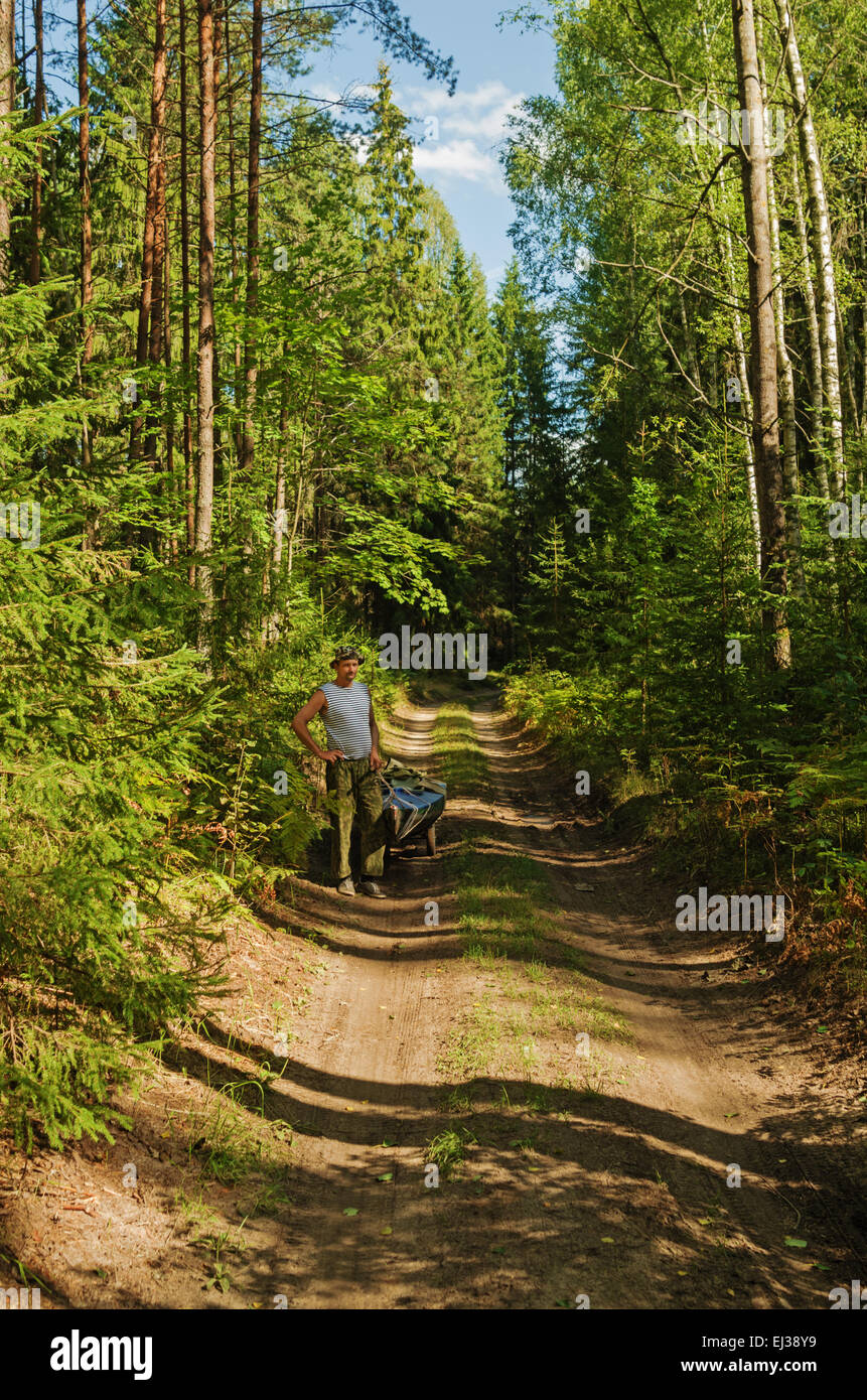 Transport de canots sur le chariot sur la route du lac Photo Stock - Alamy