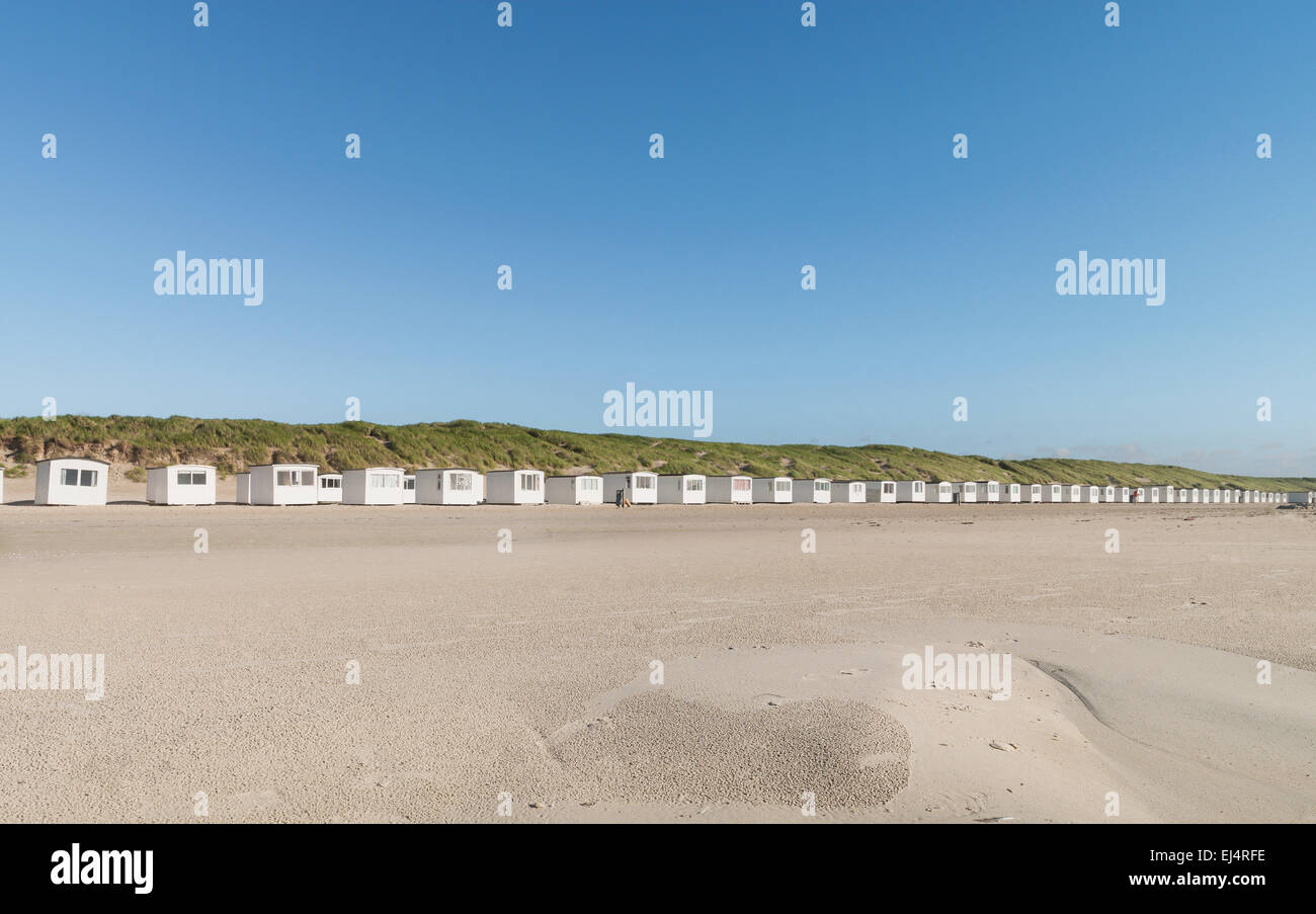 Weisse Häuser am Strand im Sommer Photo Stock - Alamy