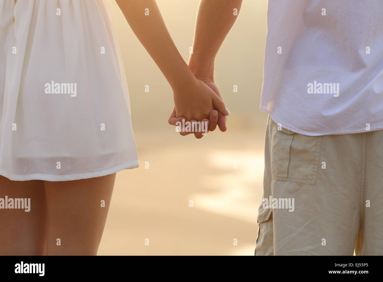 Les Amis Se Tenir La Main Banque d'image et photos - Alamy