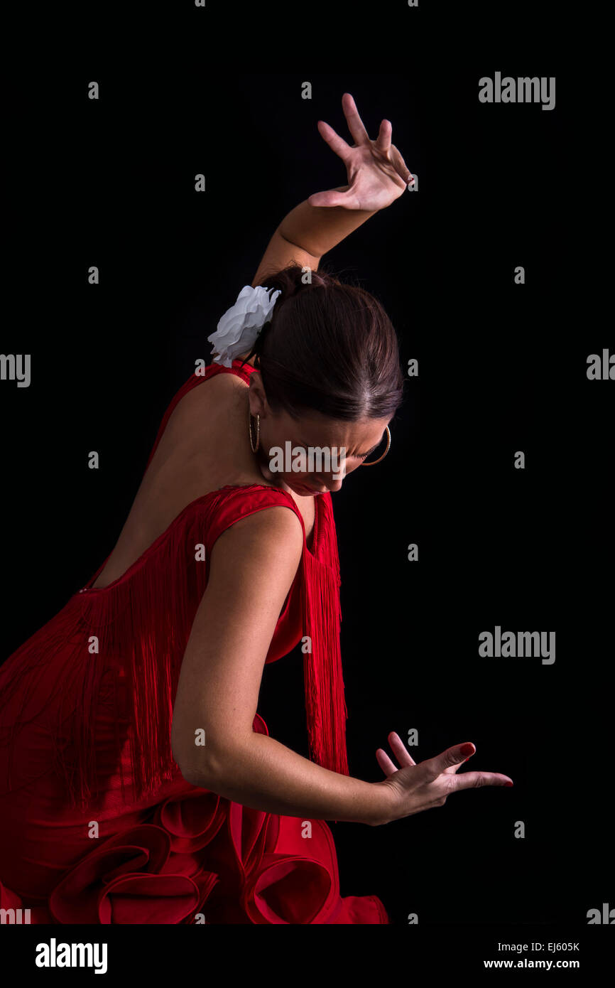 Danseuse de flamenco robe rouge dos et mains croisées sur fond noir ...