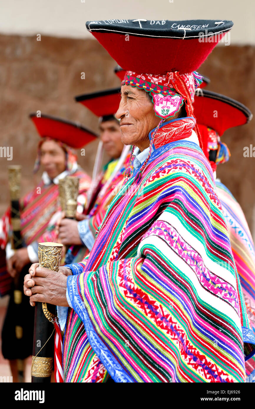 Homme Quechua ('varayoc" ou maire local) en costume traditionnel à l ...