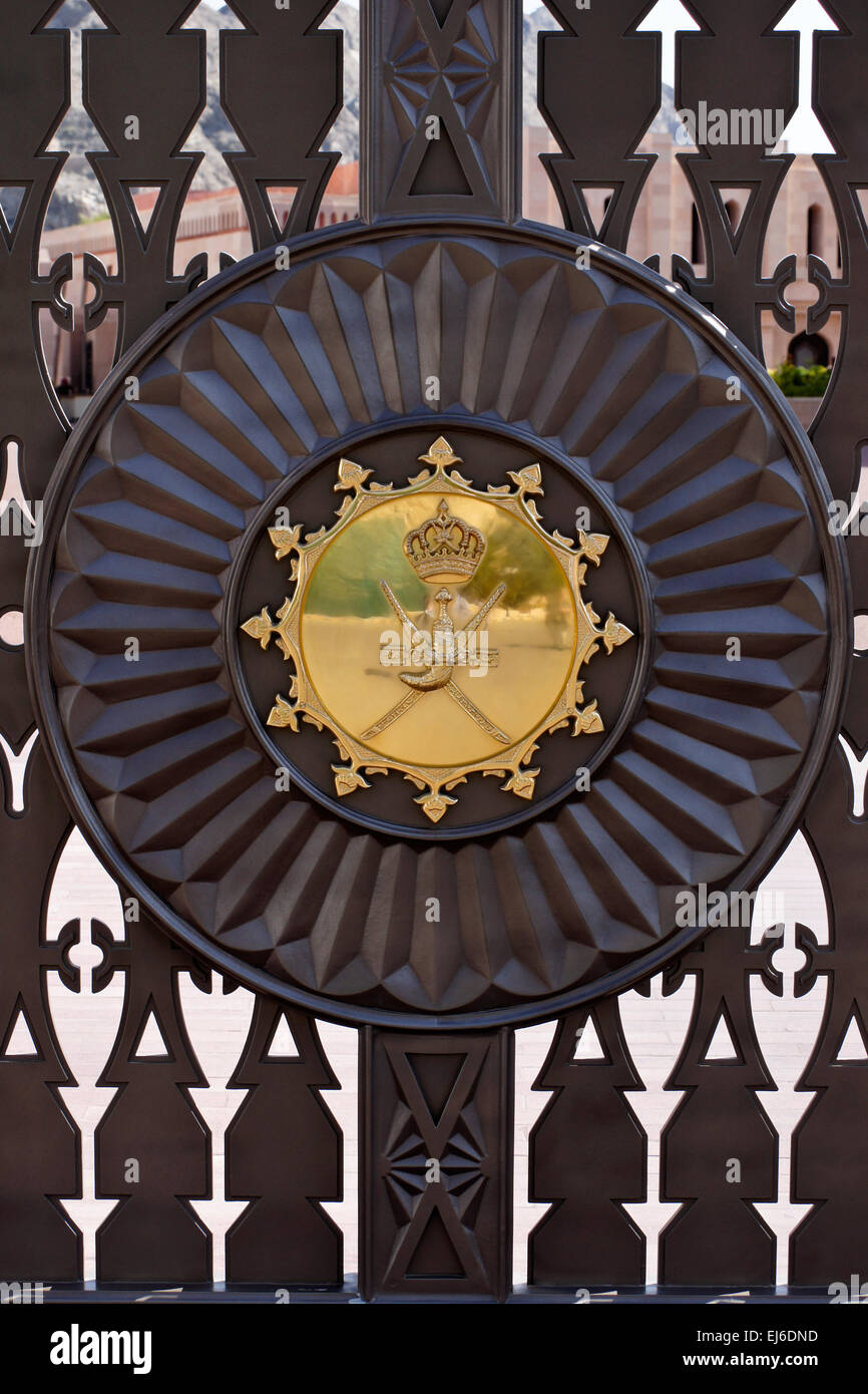 Royal Crest sur la porte de fer de Al Alam (Palais du Sultan), Muscat ...