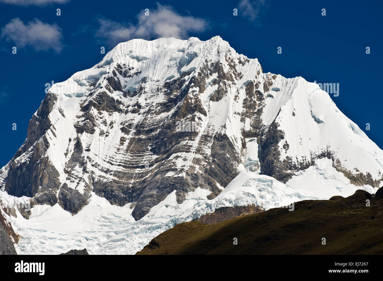 La montagne enneigée Siula Grande, de montagnes de la Cordillère ...
