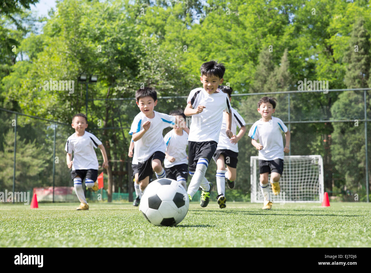 Boys playing football Banque de photographies et d’images à haute ...