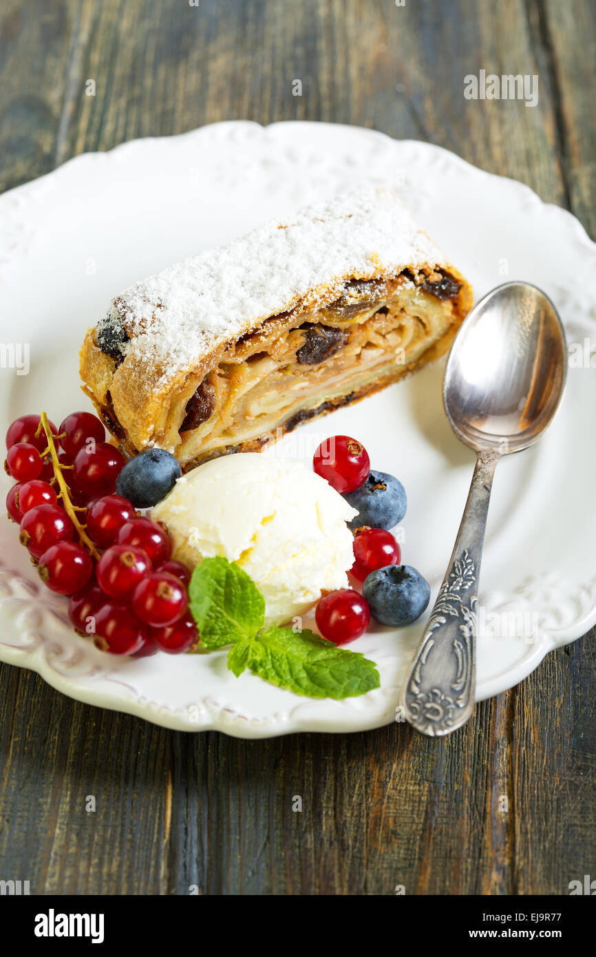 Strudel traditionnel Banque de photographies et d’images à haute ...