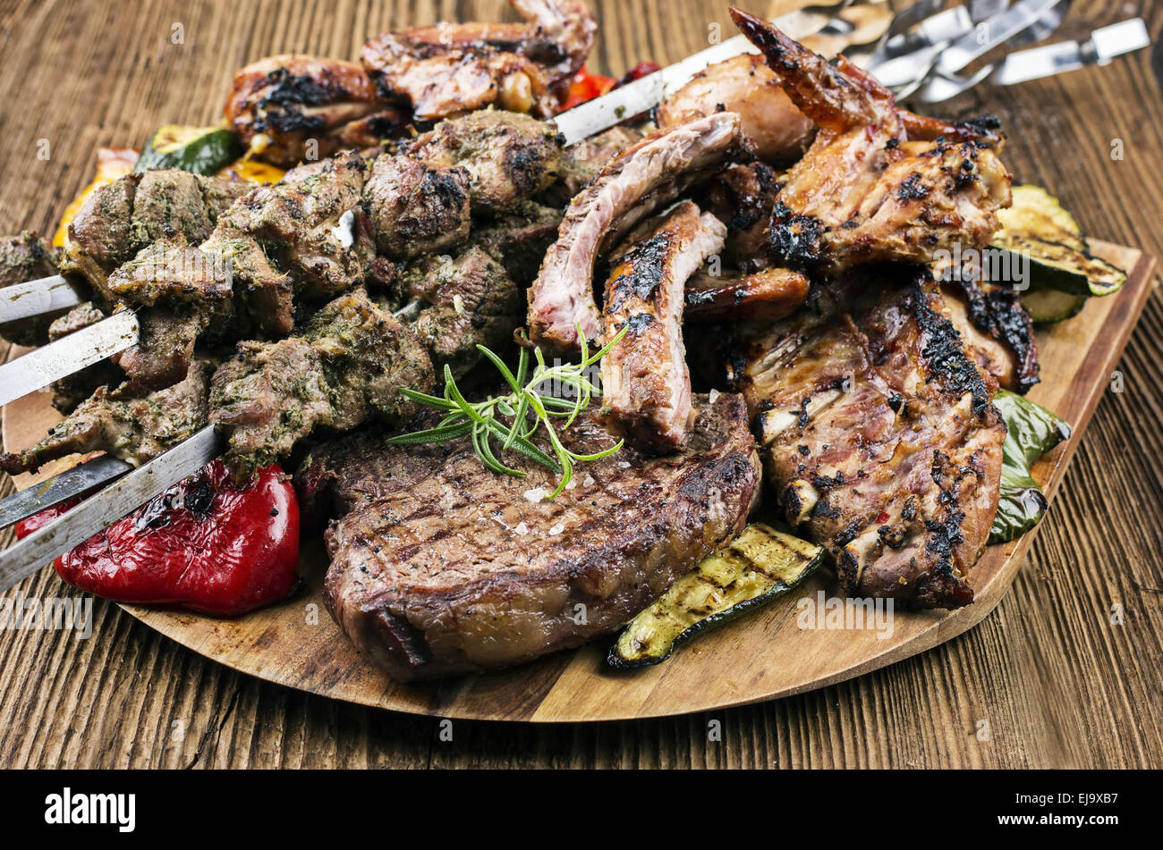 Viande grillée Banque de photographies et d’images à haute résolution ...