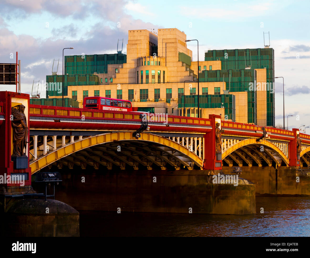 Bâtiment mi6 Banque de photographies et d’images à haute résolution - Alamy