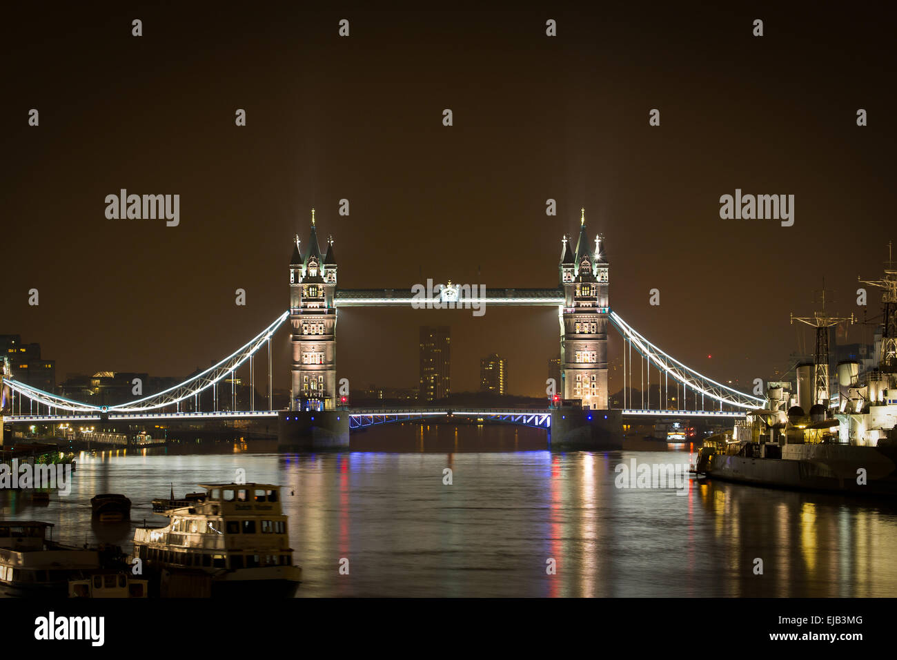 Trafic traversant tower bridge pendant la nuit Banque d'image et photos ...