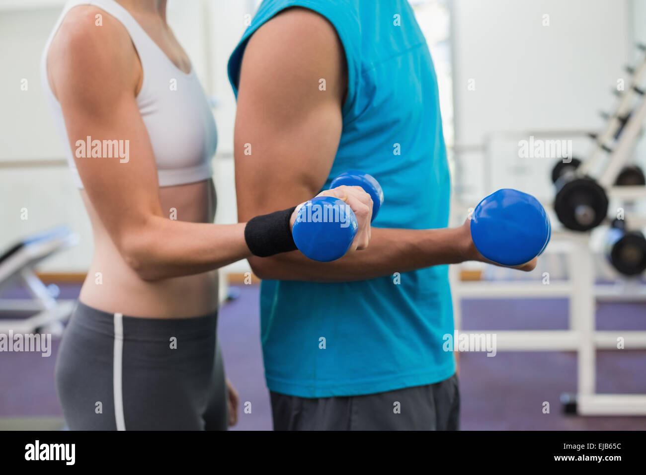 Mettre en place deux ou trois exercices avec haltères courtes bleu ...