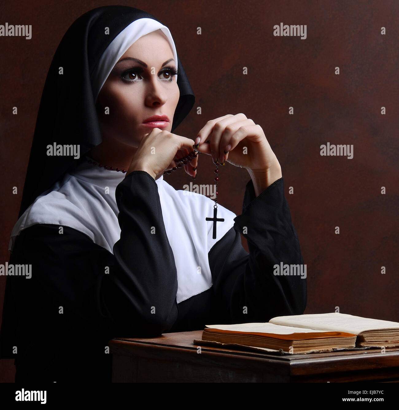 Young attractive nun praying Banque de photographies et d’images à ...