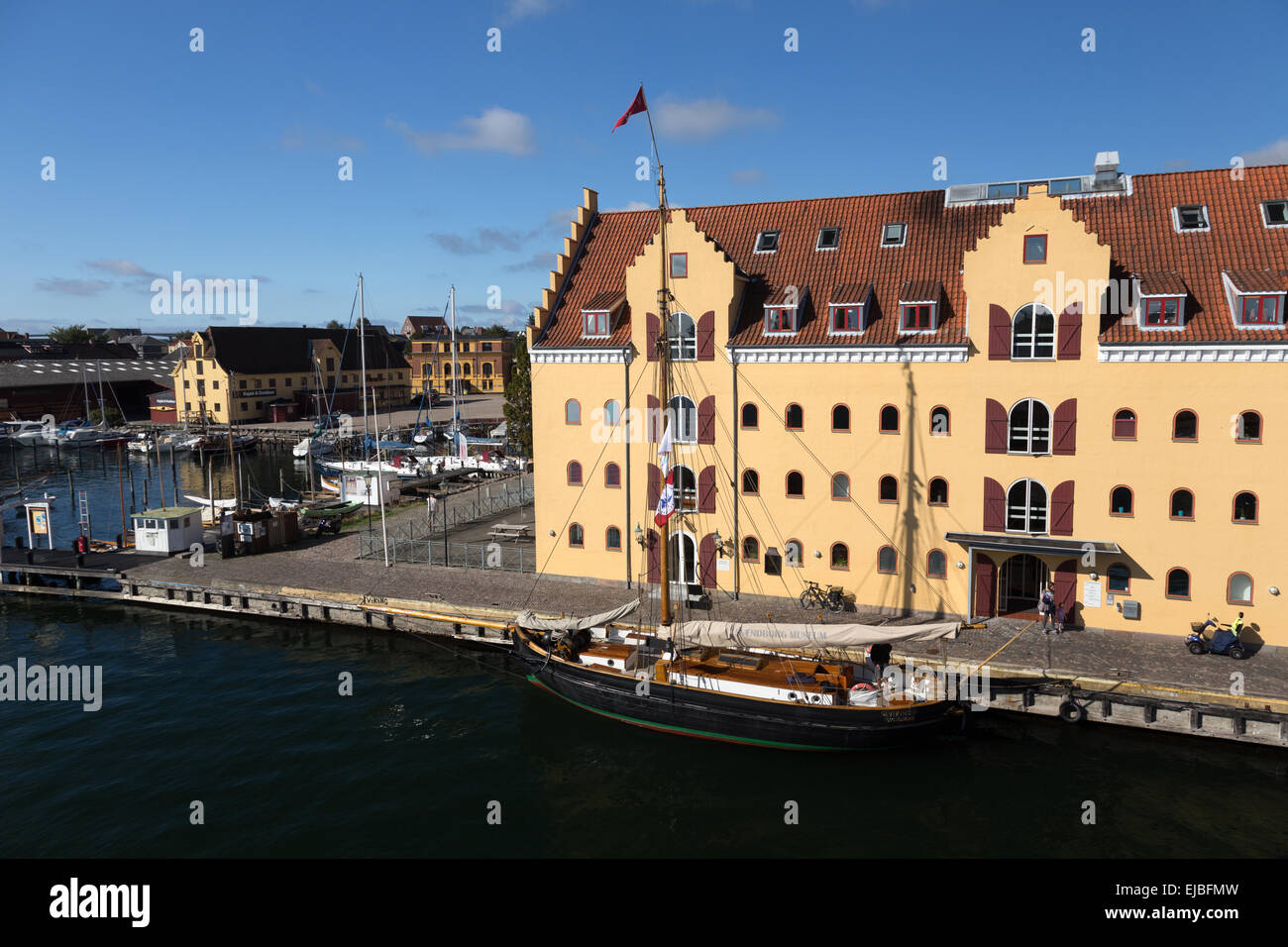 Maisons devant le port Banque de photographies et d’images à haute ...
