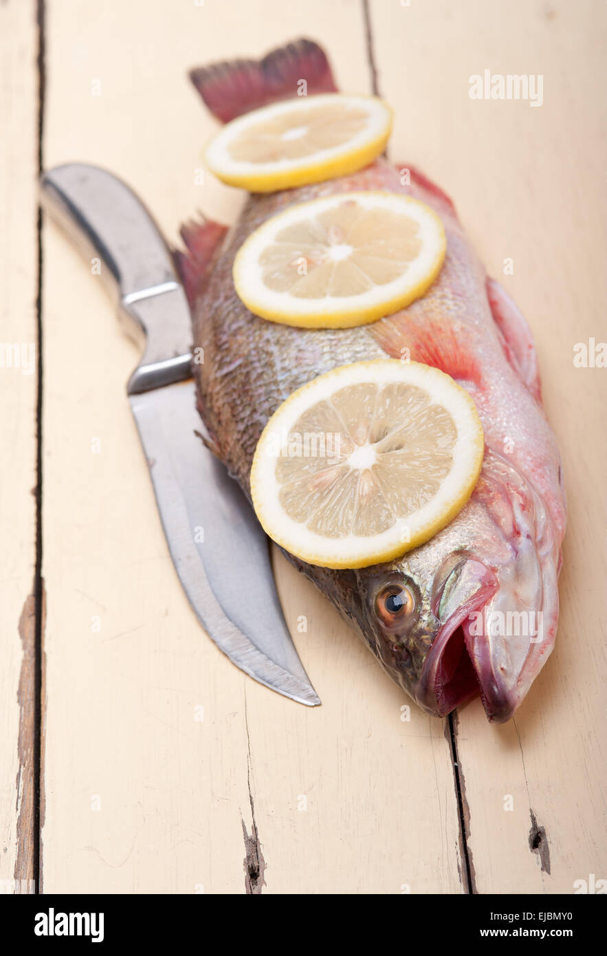 Poisson entier cru Banque de photographies et d’images à haute ...