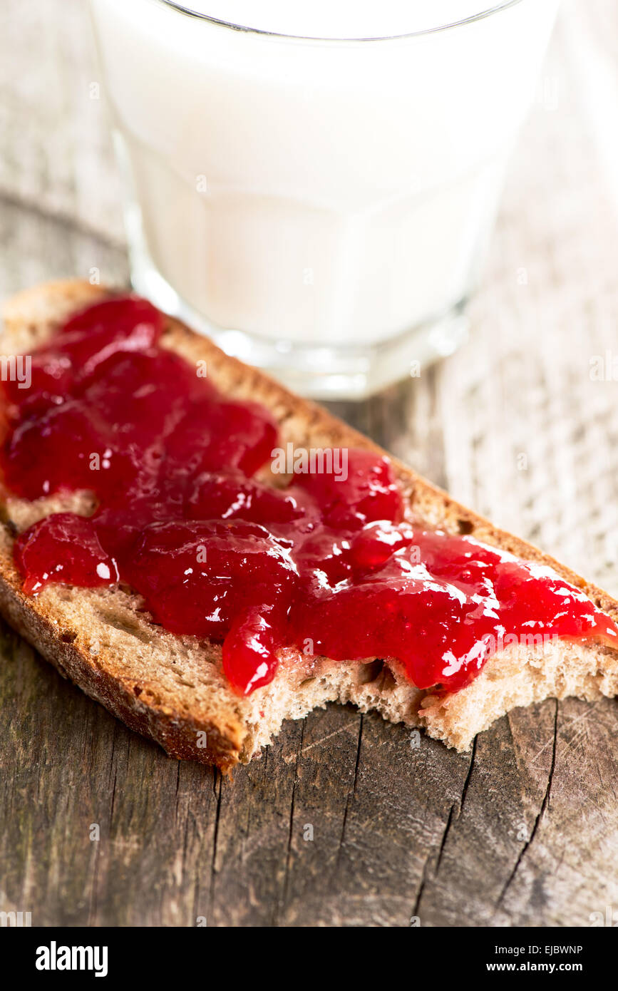 Du pain avec de la confiture de fraise verticale deur Photo Stock - Alamy
