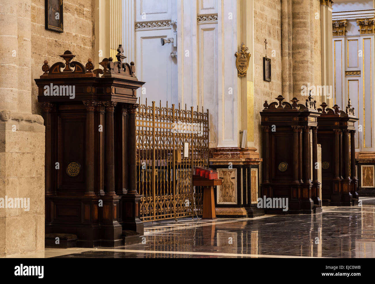 Confessional curtain Banque de photographies et d’images à haute ...