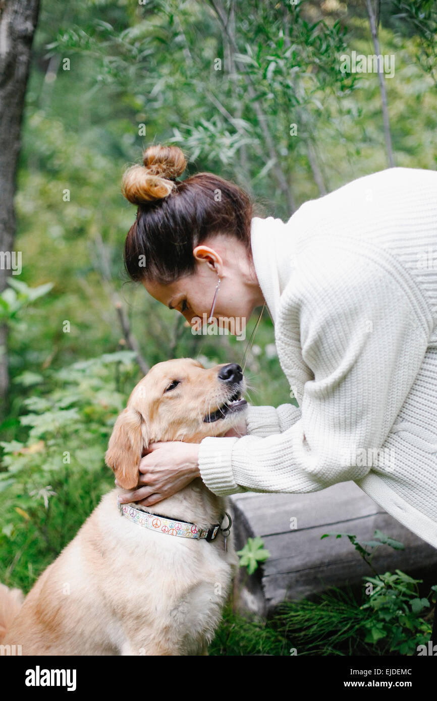 Femme caresser chien Banque de photographies et d’images à haute ...