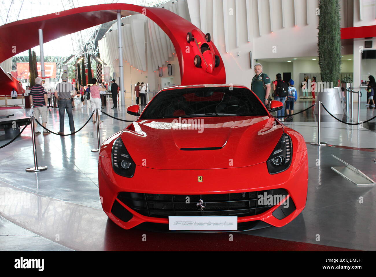 L'étonnante ferrari world, le plus grand parc à thème couvert Photo ...