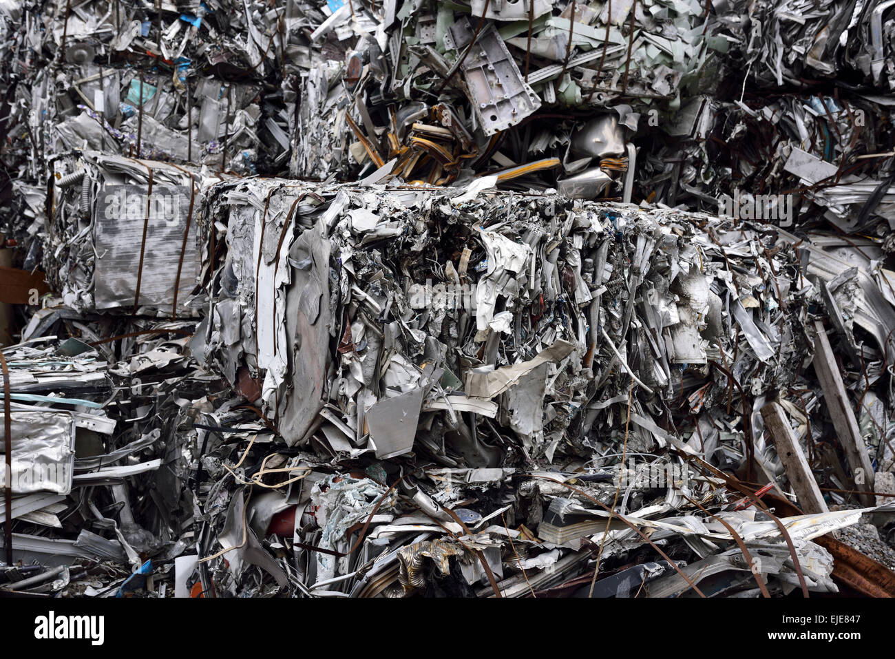 Crushed metal Banque de photographies et d’images à haute résolution ...
