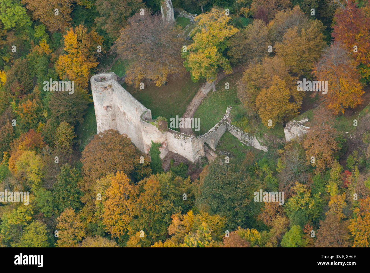 La France. Haut-Rhin (68), village de Ferrette, château (vue aérienne ...