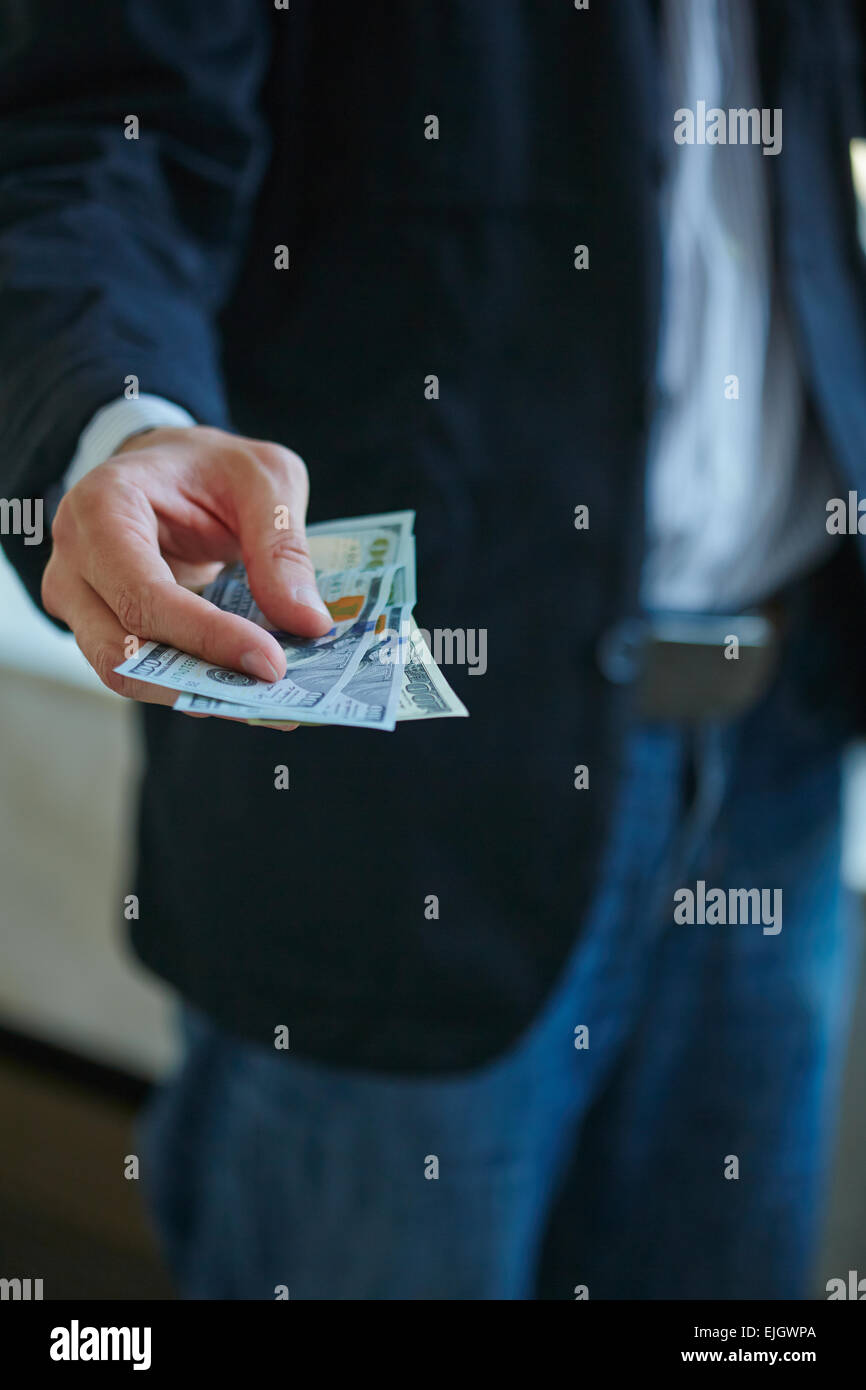 Argent en mains Banque de photographies et d’images à haute résolution ...