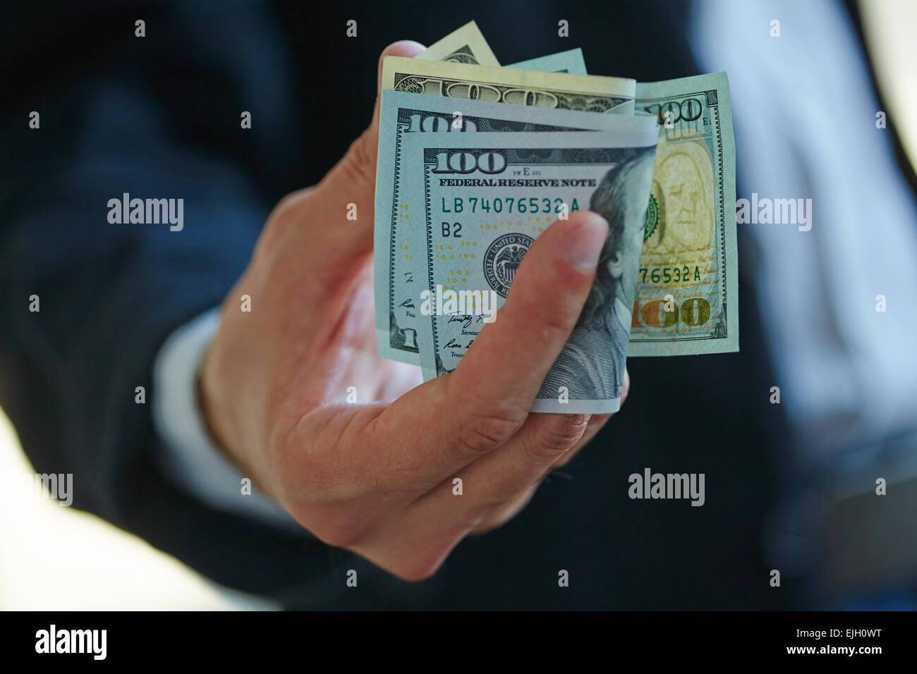 Argent en mains Banque de photographies et d’images à haute résolution ...