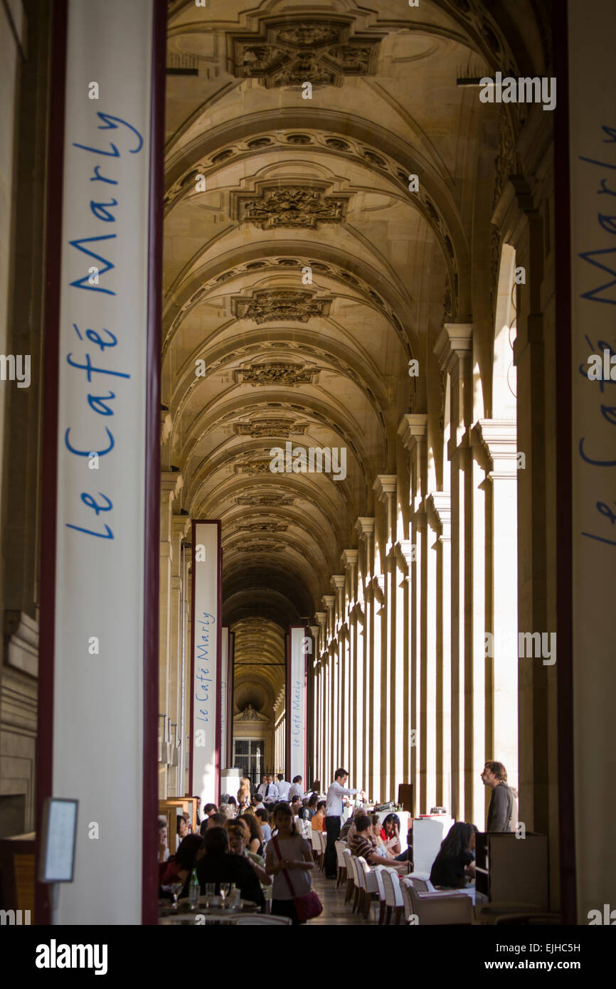 Cafe Marly par le Louvre, Paris, France Photo Stock - Alamy